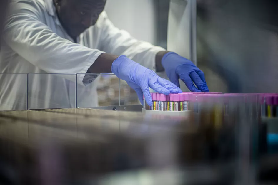 Biologiste médical à l'EFS | Établissement français du sang